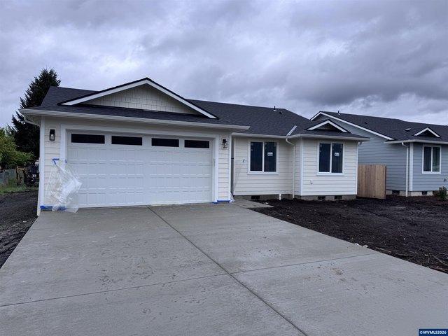 1027 42nd Ave, Sweet Home, OR 97386