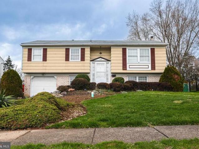 1028 Carousel Dr, Warminster, PA 18974