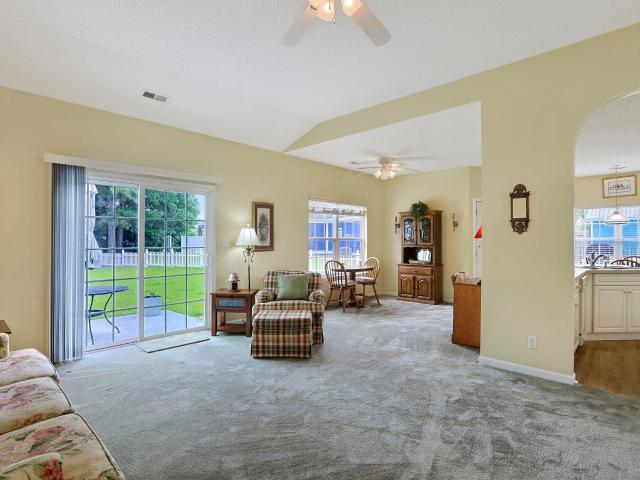 1028 Comfrey Ln