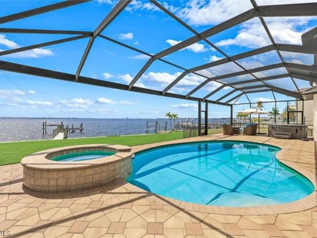 1028 Dolphin Dr, Cape Coral, FL 33904
