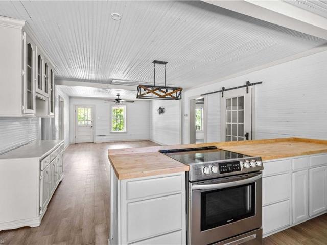1028 Gladstone Road