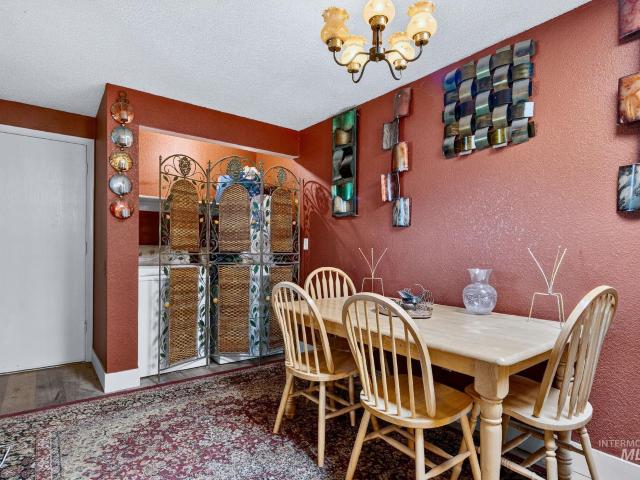 10299 W Seneca