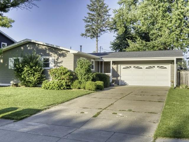1029 N 13th St, Clinton, IA 52732