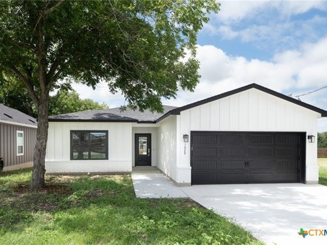1029 Tabernacle St, Seguin, TX 78155