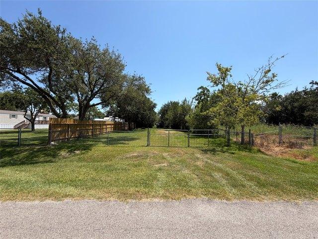 1029 8th St, Dickinson, TX 77539