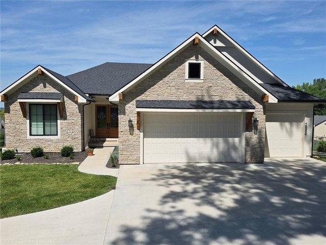 10200 River Hills Dr, Parkville, MO 64152