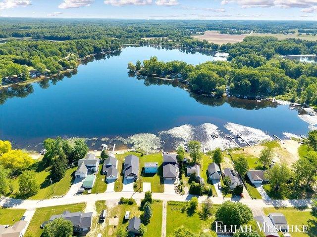 10207 Poplar Dr NE, Rockford, MI 49341