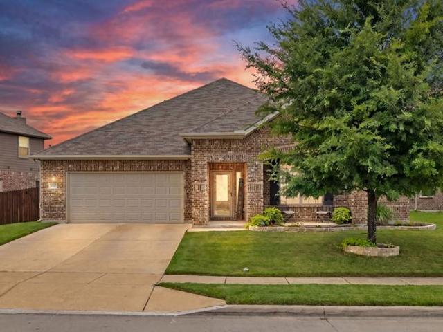 1020 Crest Breeze Dr, Fort Worth, TX 76052