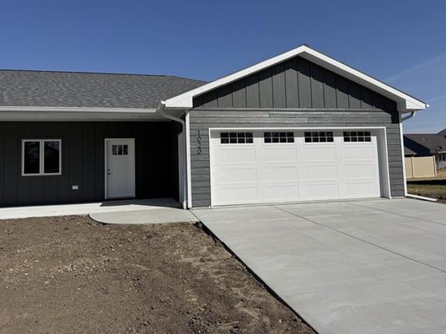 1020 East St, Holdrege, NE 68949