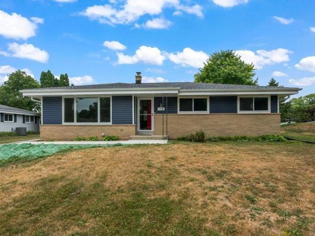 1020 Lilac Ln, Pewaukee, WI 53072
