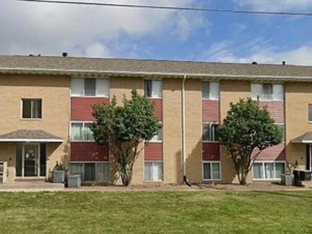 1020 Twixt Town Rd, Marion, IA 52302