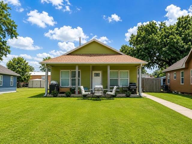 1020 10th St, Hempstead, TX 77445
