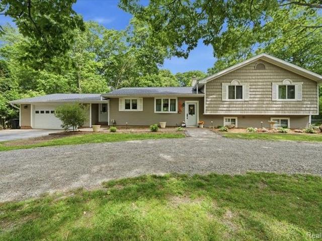 10210 Lavern Ct, Vienna Township, MI 48420