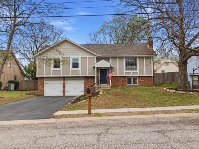 10210 Rosehill Rd, Lenexa, KS 66215