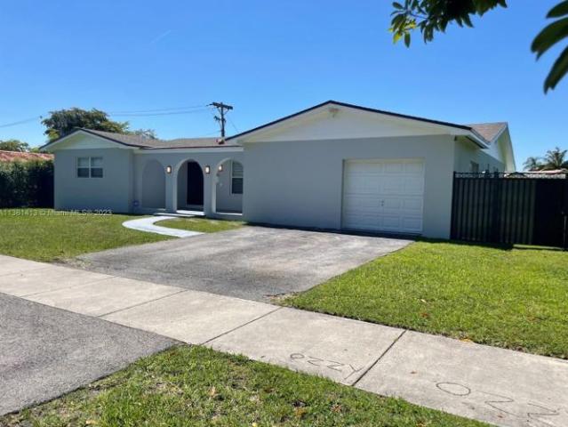 10212 16th St SW, Miami, FL 33165