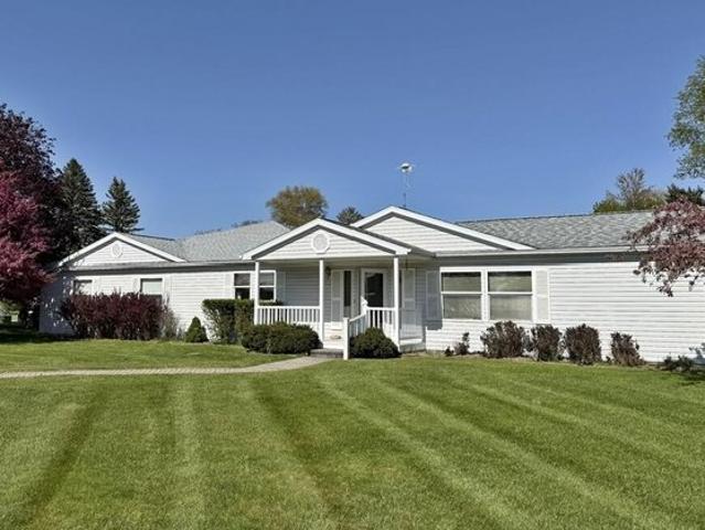 10215 E Royal Rd, Stanwood, MI 49346