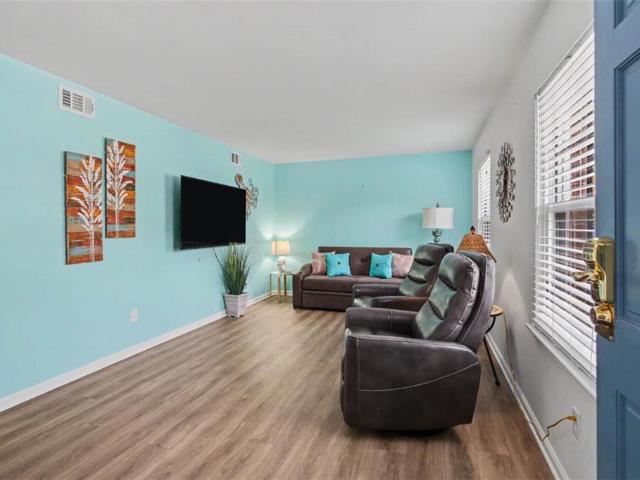 1021 Barclay SQ