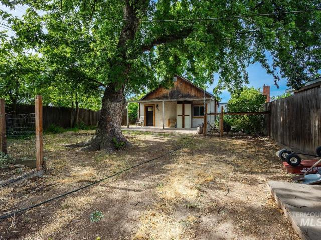 1021 W Chamberlin St