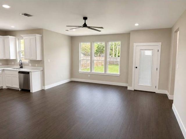 1021 W Walker St, Denison, TX 75020
