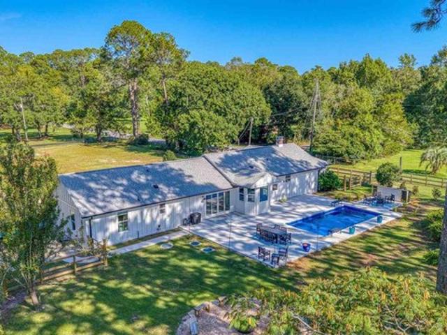 10220 N Loop Rd, Pensacola, FL 32507