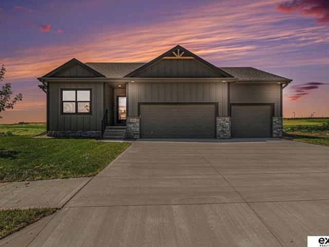 10221 Cove Hollow Dr, Papillion, NE 68046