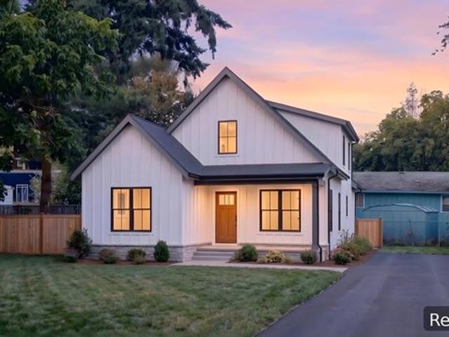 10222 SE Schiller St, Portland, OR 97266
