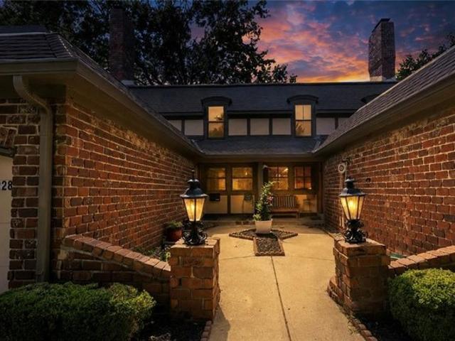 10228 Robinson St, Overland Park, KS 66212