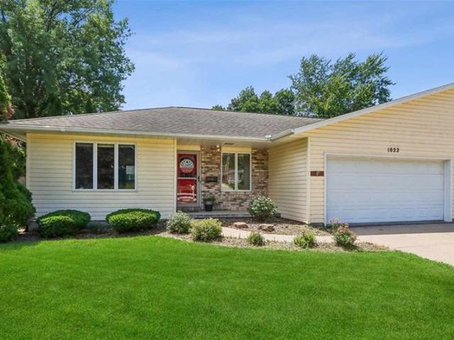 1022 Chatham Dr, Williamsburg, IA 52361