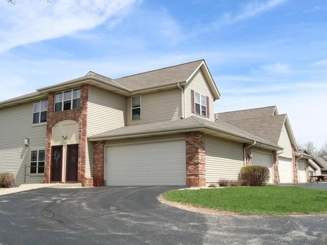 1022 E Woodview Ct Apt 3, Slinger, WI 53086