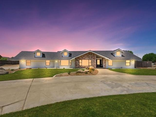 1023 N Euclid Ave, Dinuba, CA 93618