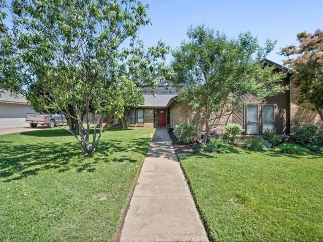1023 Auburn Dr, Arlington, TX 76012