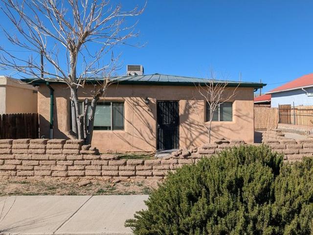1023 Arno St NE, Albuquerque, NM 87102