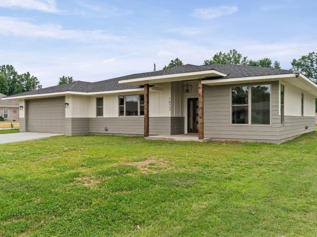 1023 E Languille Avenue