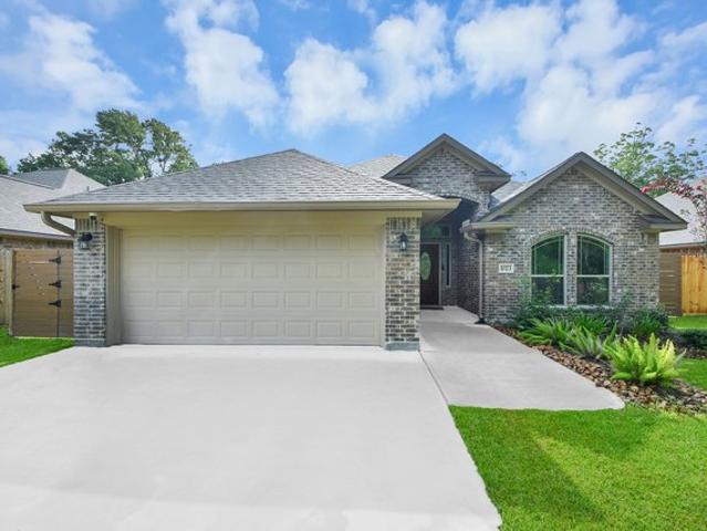 1023 S Anderson St, Angleton, TX 77515