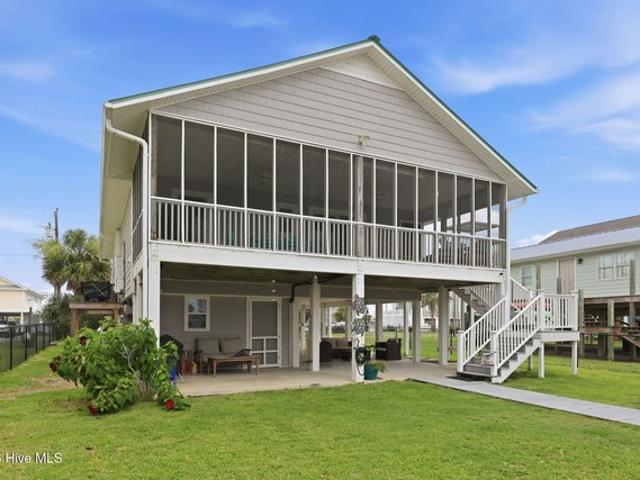 1023 1st St, Surf City, NC 28445