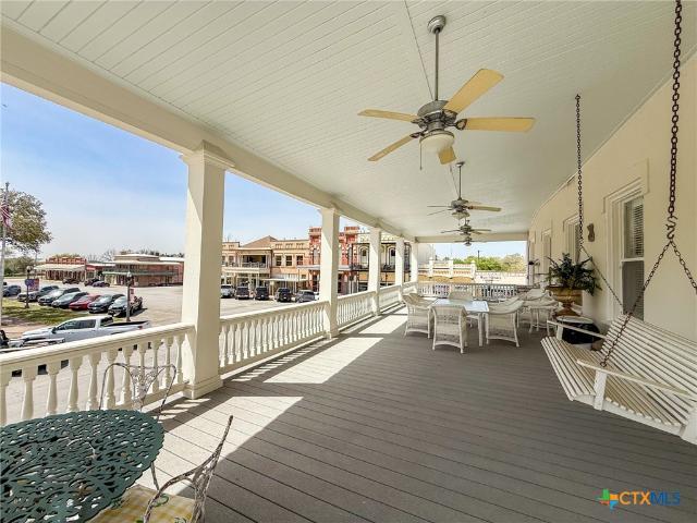 102 110 N Courthouse Square