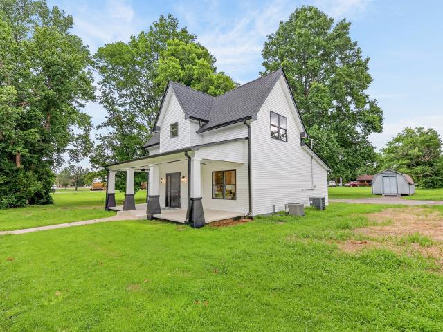 102 Cowan St W