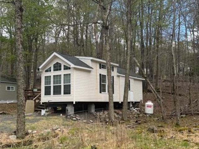 102 Camporee Ct, Gouldsboro, PA 18424