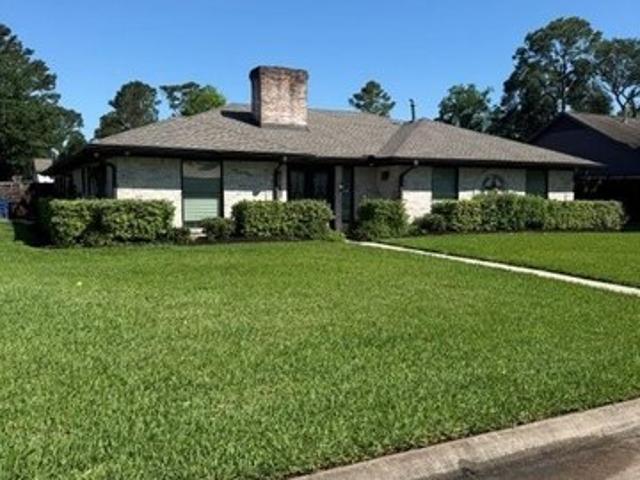 102 Cherry Tree Ln, Friendswood, TX 77546