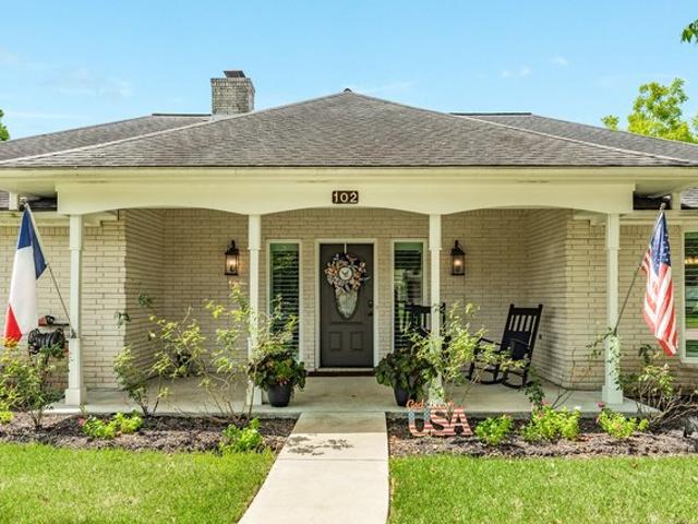 102 Buttercup St, Lake Jackson, TX 77566
