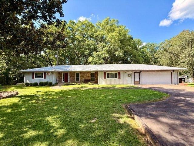 102 Buena Vista Dr, Fulton, MS 38843