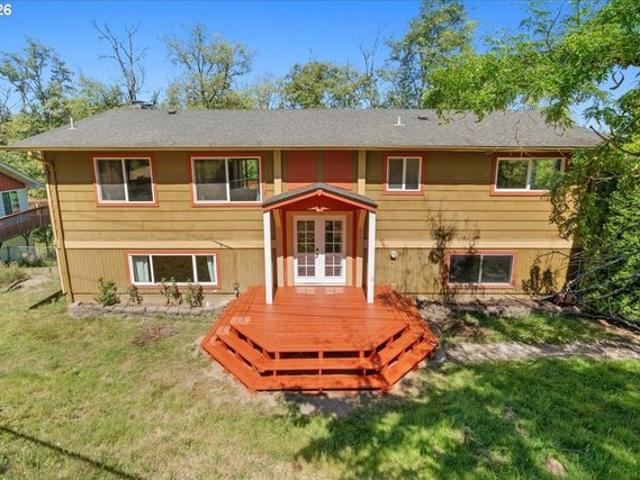 102 Greenhill Dr, Longview, WA 98632