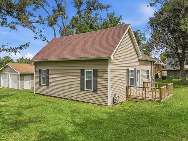 102 Grove St, Crescent, IA 51526