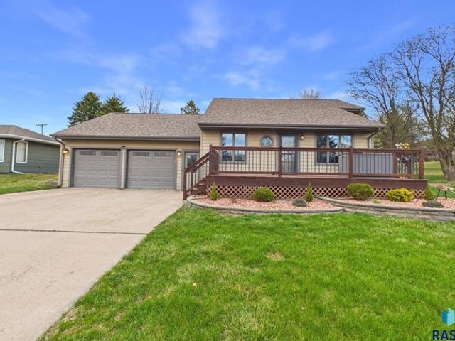 102 E 8th St, Dell Rapids, SD 57022