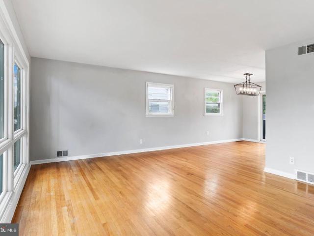 102 E Woodland Drive