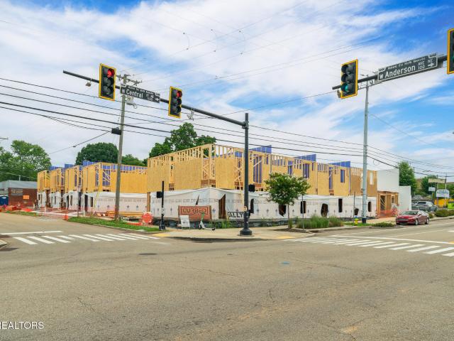 102 E Anderson Ave