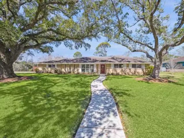 102 E Crestmont Dr, Hillcrest Village, TX 77511 MLS 87713877