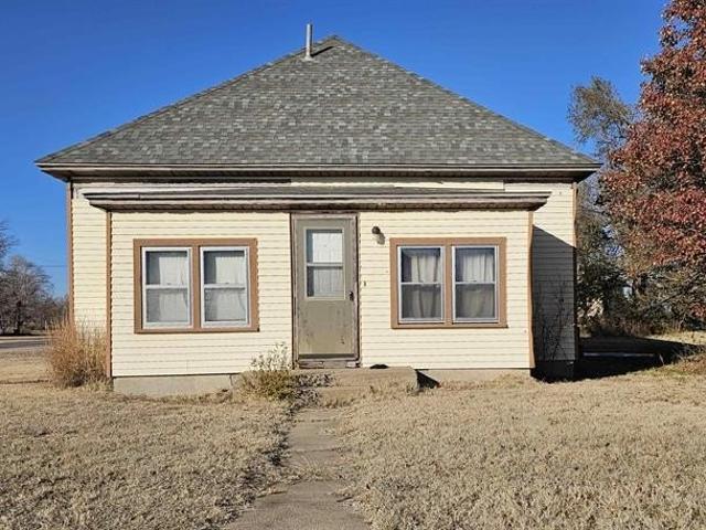102 E Pennsylvania Ave, Greensburg, KS 67054
