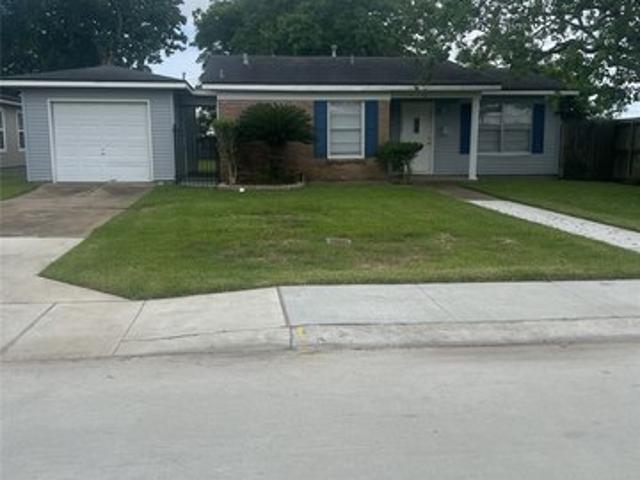 102 Forest Oaks Ln, Lake Jackson, TX 77566