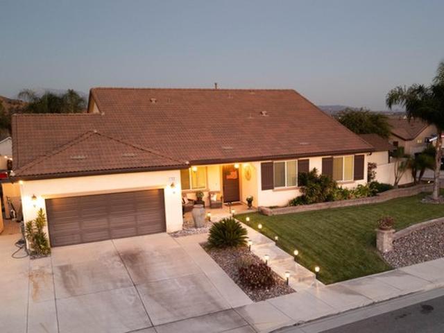 102 Knoll Crest Dr, Calimesa, CA 92320